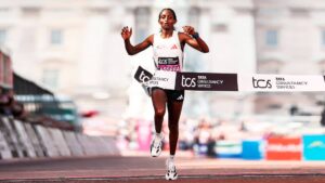 Tigst Assefa rompe récord mundial en el Maratón de Londres 2025 - Ruta ...
